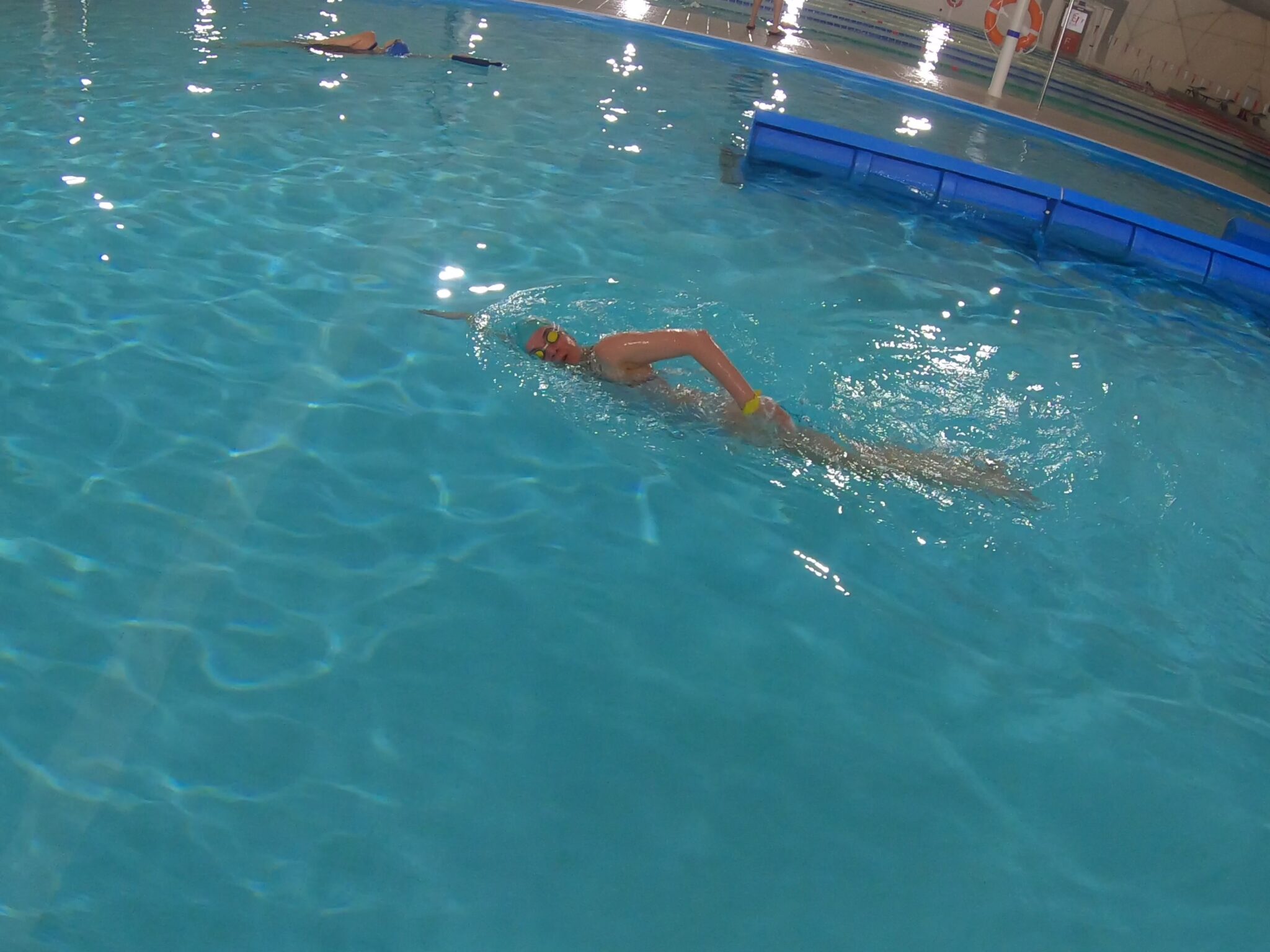 Technika pływania kraulem: praca ramion i nóg, koordynacja oraz ćwiczenia